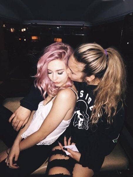 How Do Lesbians Have Sex 5 Lesbian Sex Questions Answered Yourtango